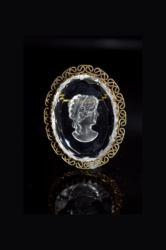 Vintage glass cameo brooch - Gem