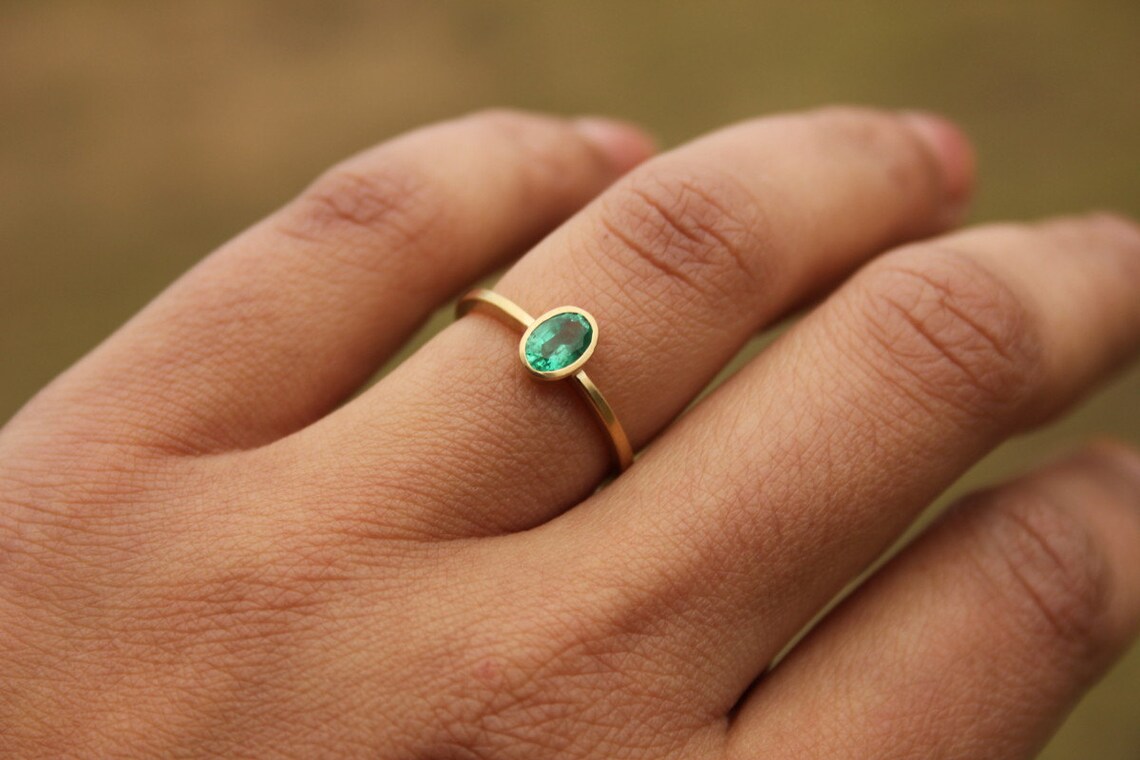 18k Ring With Emerald - Etsy UK