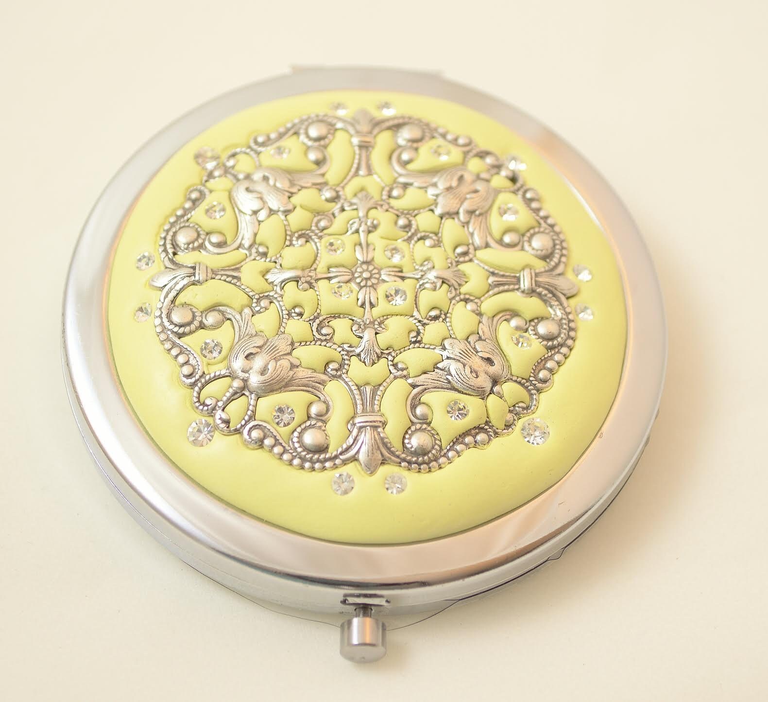 Elegant Soft Yellow Jeweled Compact Mirror - Etsy.de