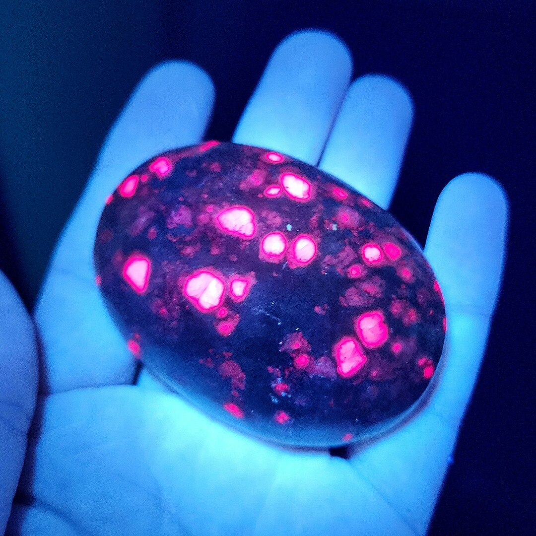 UV Reactive Ruby Fuchsite Palm Stone - Etsy