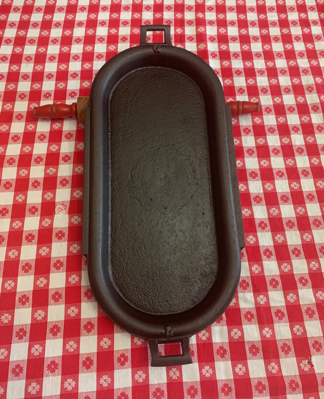 Antique Oval Cast Iron Griddle With Gate Mark, Raised Letter G Number 7 ...