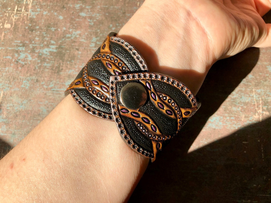 Tooled leather jewellery set with charoite cabochons & silver | Etsy