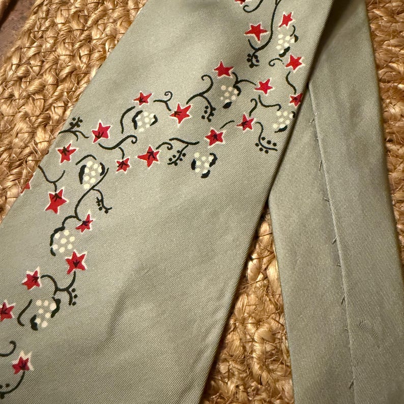 1940s-50s Gray/red/black Grape Vine + Stars Pattern Silk Tie - Etsy