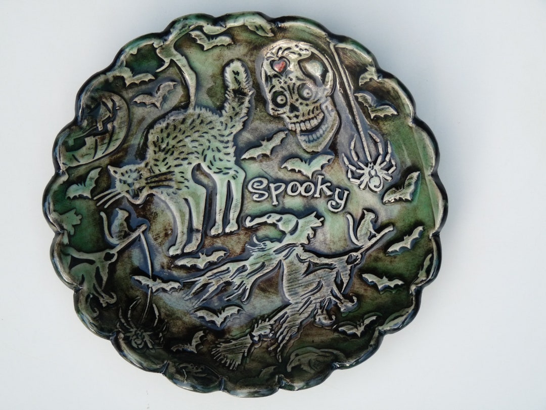 SPOOKY HALLOWEEN PLATE, 5/ 3/4 Dia, Witch, Cat, Spider and Skeleton ...