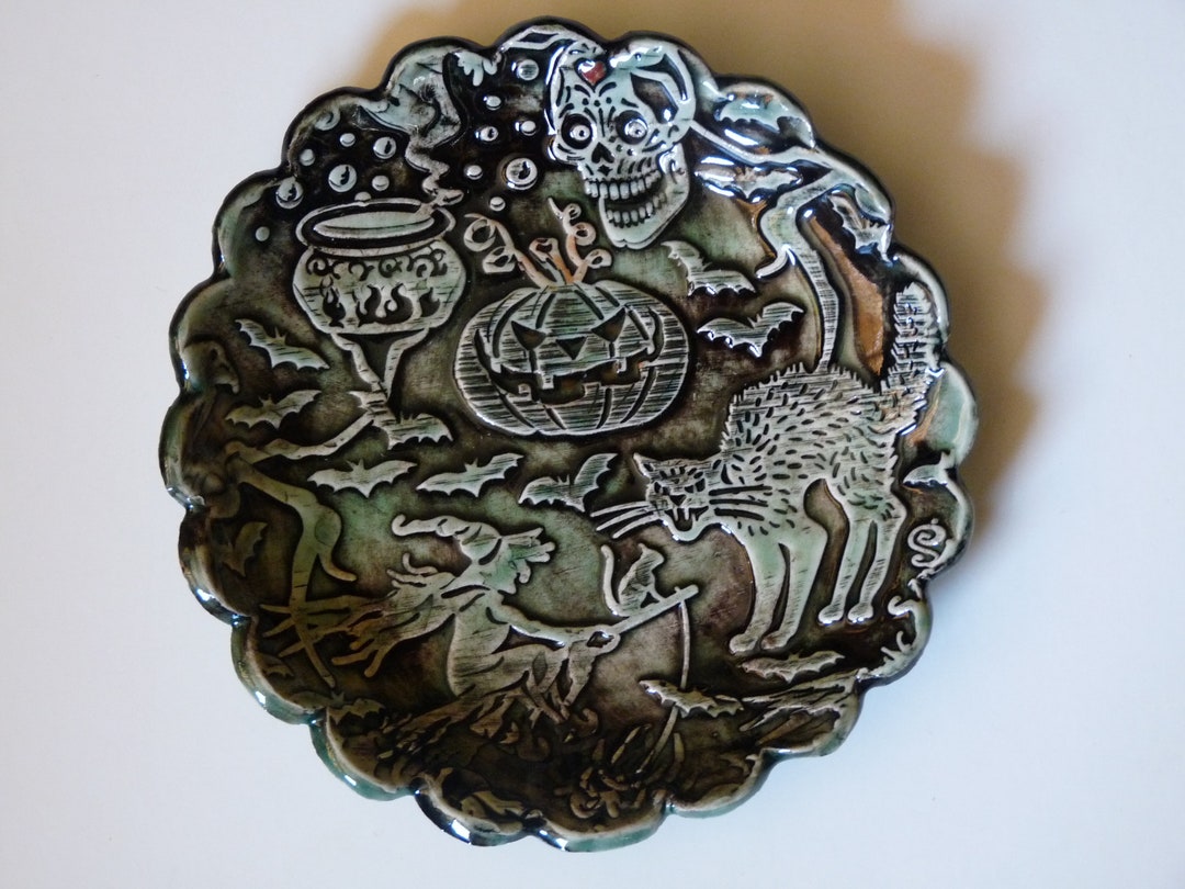 SPOOKY HALLOWEEN PLATE, 5/ 3/4 Dia, Witch, Cat, Pumpkin and Skeleton ...