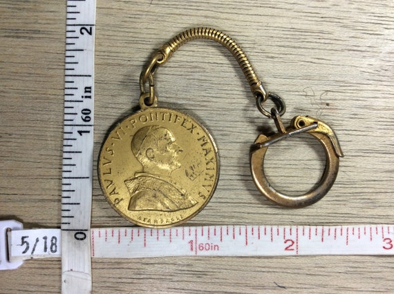 vintage keychain gold toned - Gem