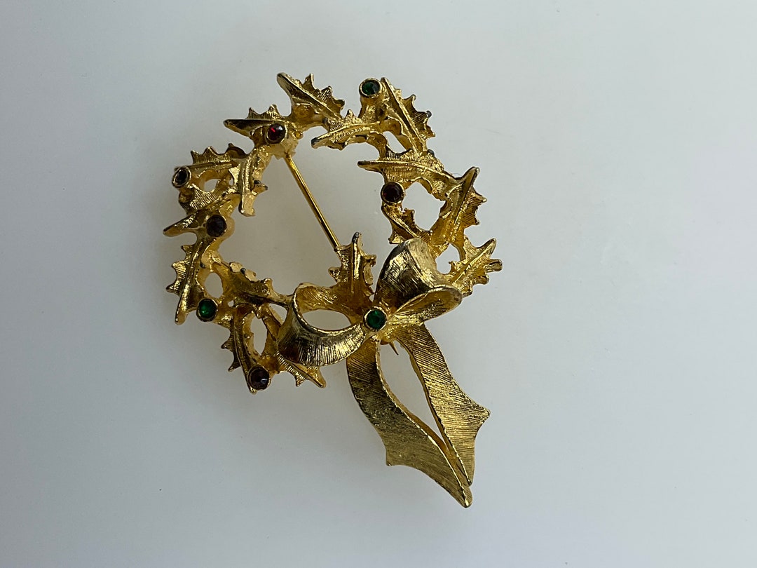 Vintage MYLU Pin Brooch Gold Toned Holly Wreath Design With Green and ...