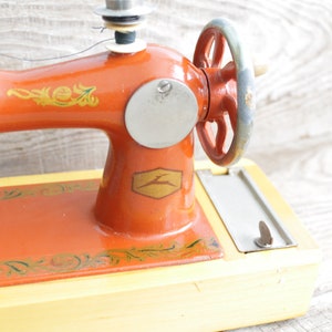 Vintage Sewing Machine / Vintage Toy / Child Sewing Machine / Kids ...