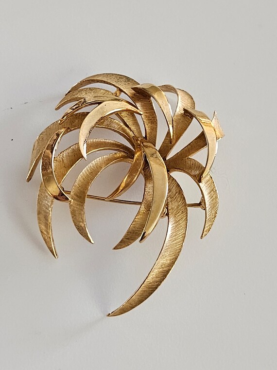 Crown Trifari Larger Brushed Gold Fireworks Brooch Vi… - Gem