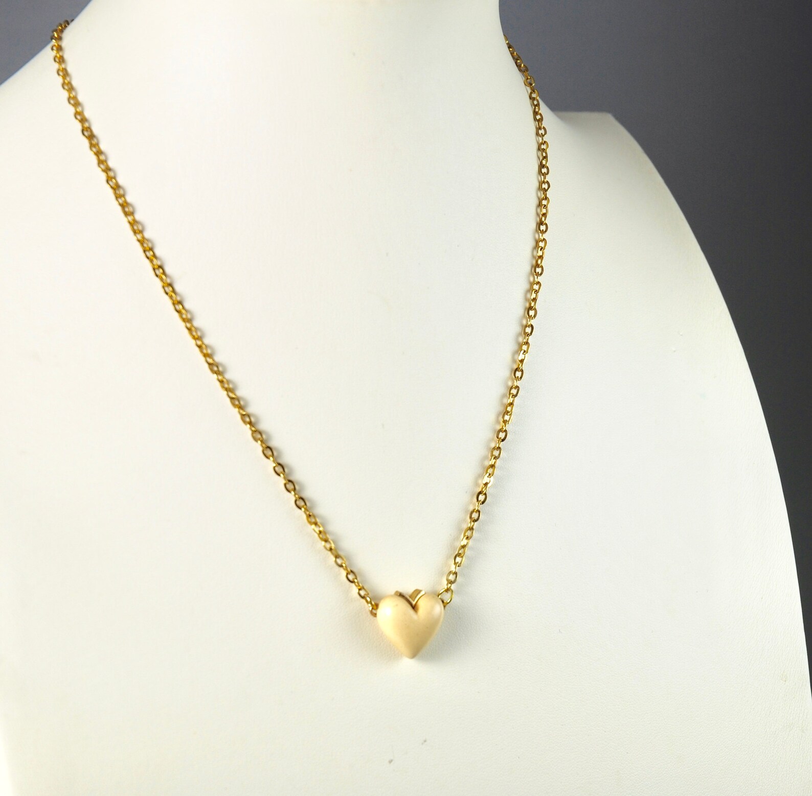 Heart Necklace Vintage Heart Pendant 1970s Resin Jewelry - Etsy