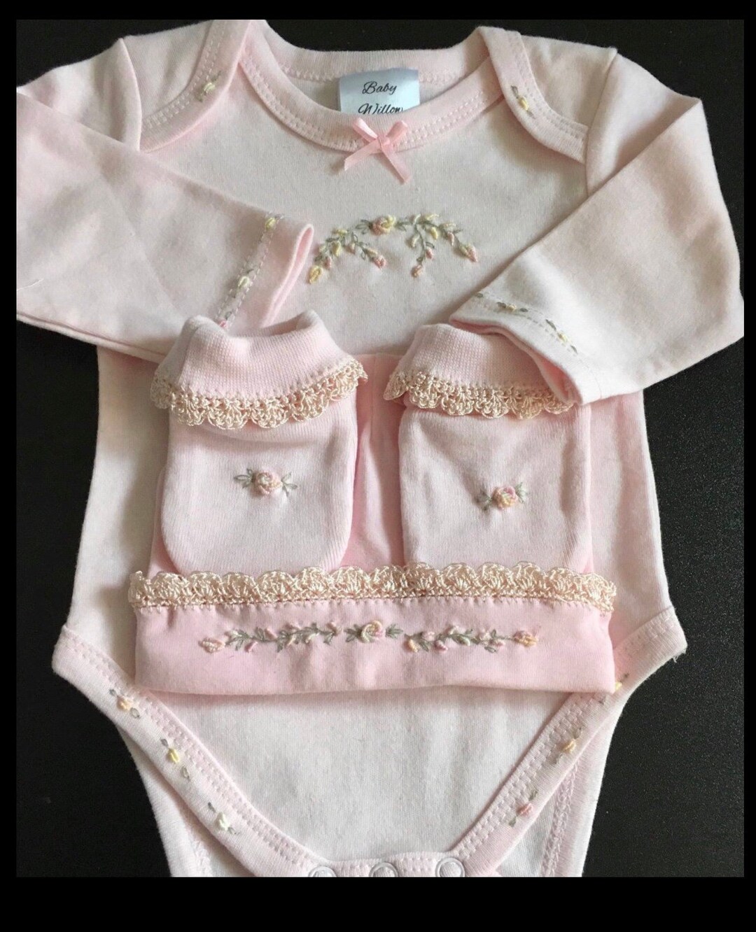 Bebé de color rosa pálido bordado a mano que viene a casa - Etsy España