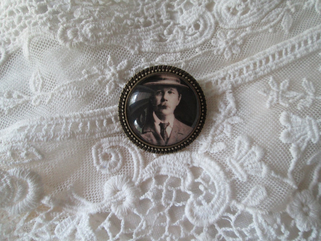 Lapel Pin Sir Arthur Conan Doyle Gentleman's Lapel Pin, Sherlock Holmes ...