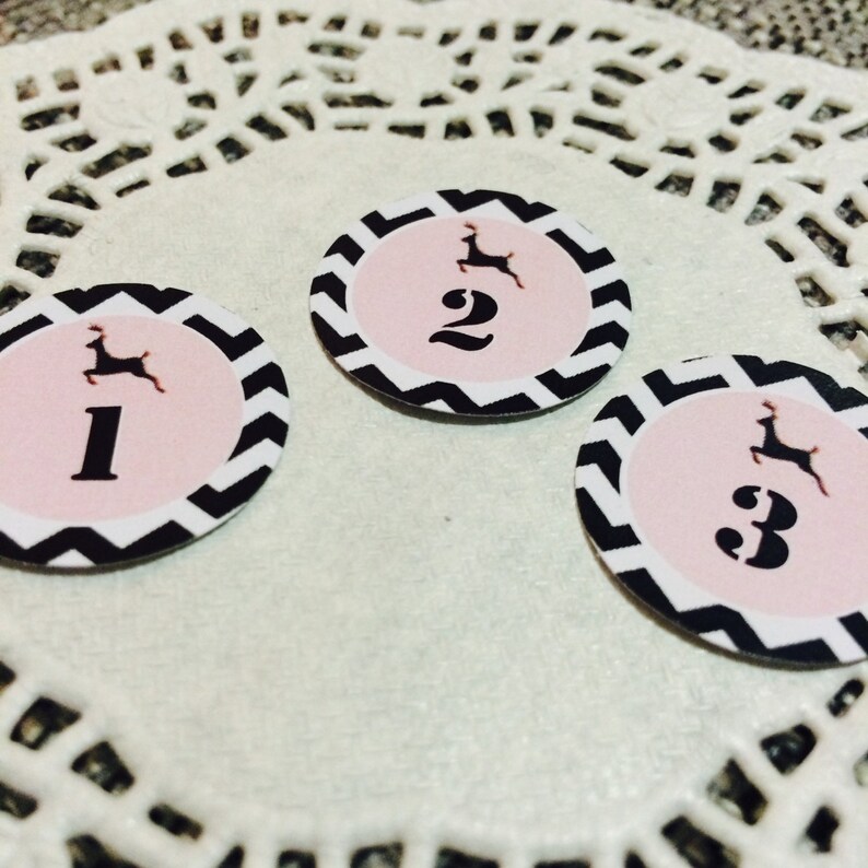 Christmas 1 Circle Numbers 1-31: Black and White Chevron With Deer ...