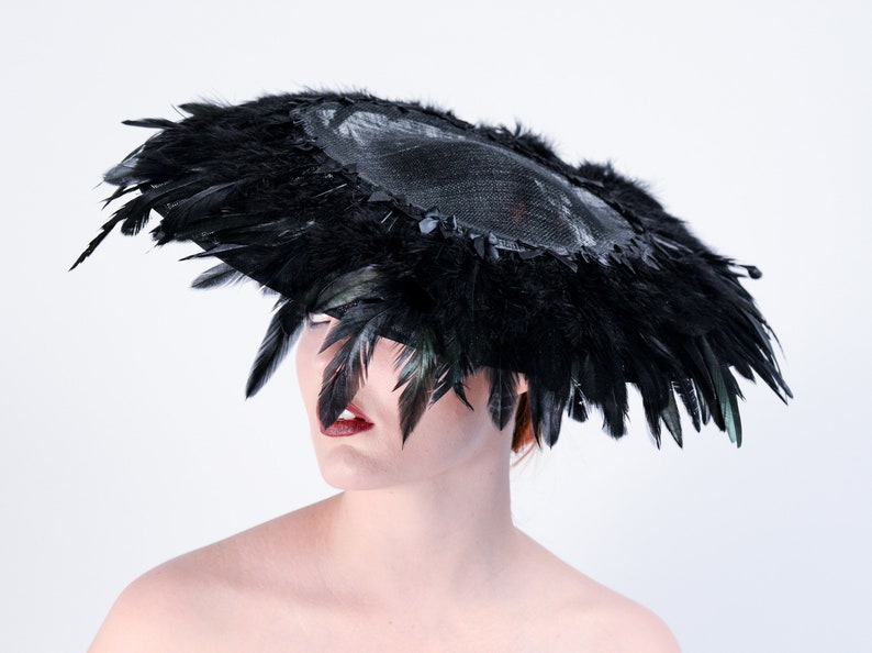 high-quality-and-inexpensive-saucer-hat-with-stripped-coque-feathers