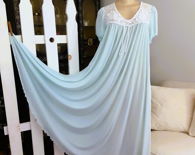 Vintage Miss Elaine Nightgown in Mint Green Supersweep 154 Inches Bust ...