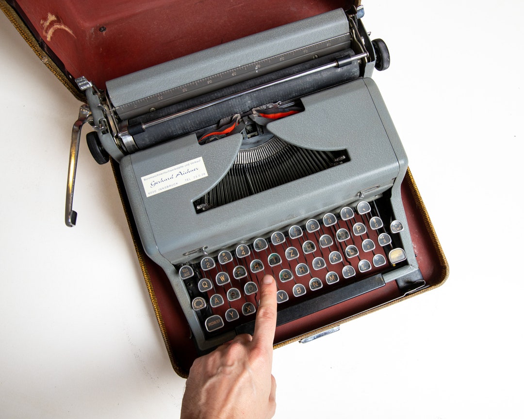 Vintage Circa 1950s Royal Quiet Deluxe Typewriter: A Timeless Classic ...