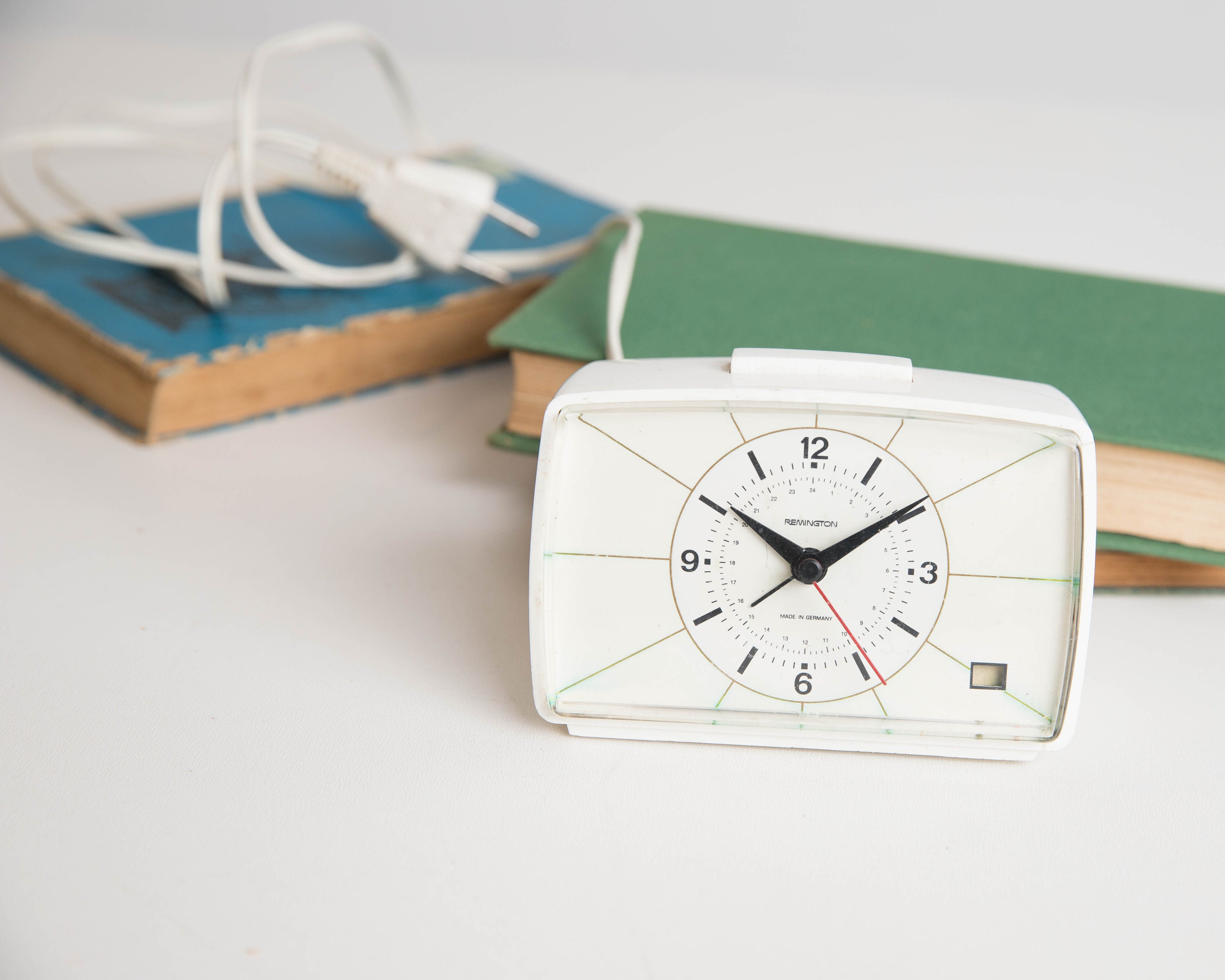 Vintage Electronic Alarm Clock by Remington White Mod Clock | Etsy