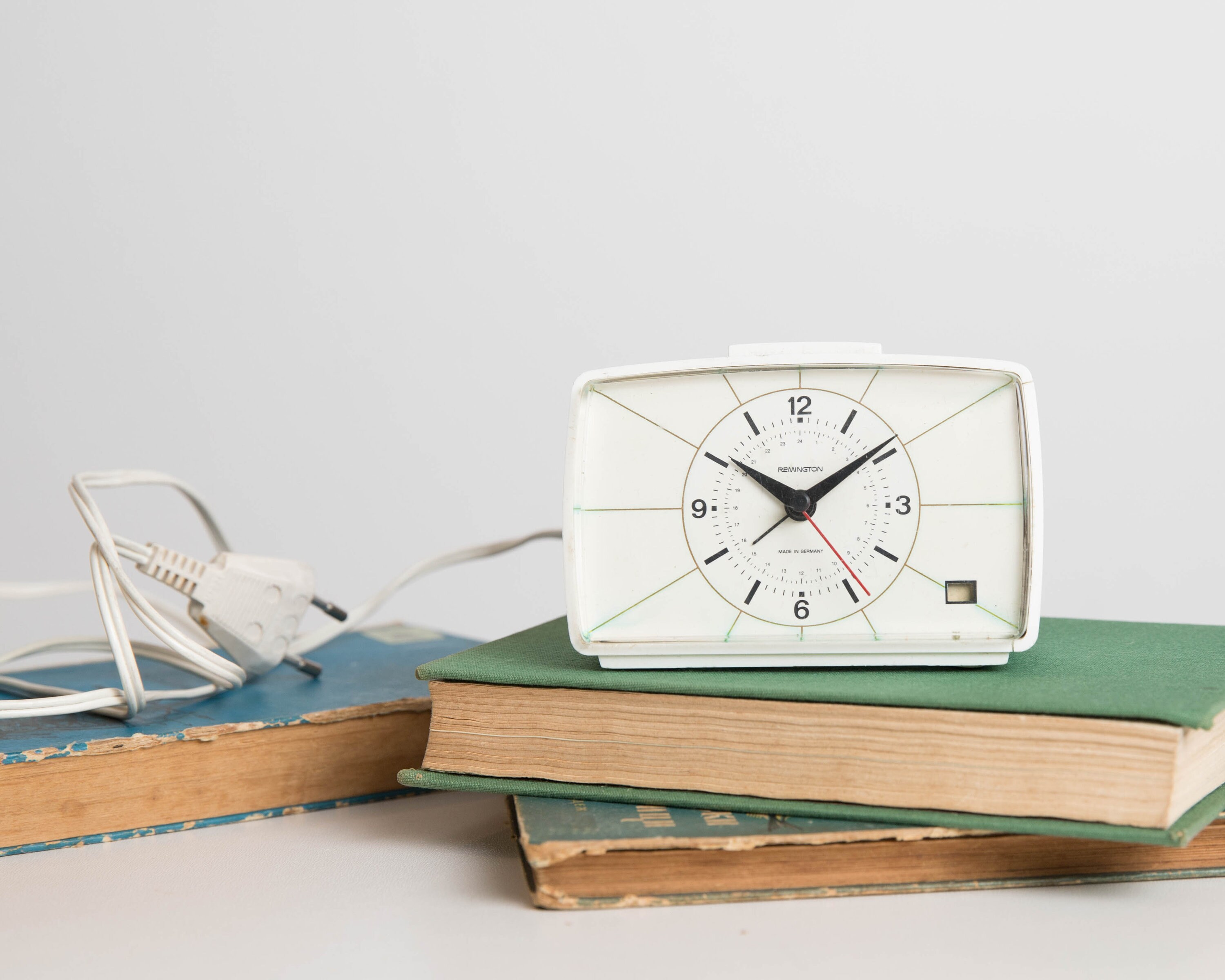 Vintage Electronic Alarm Clock by Remington White Mod Clock | Etsy
