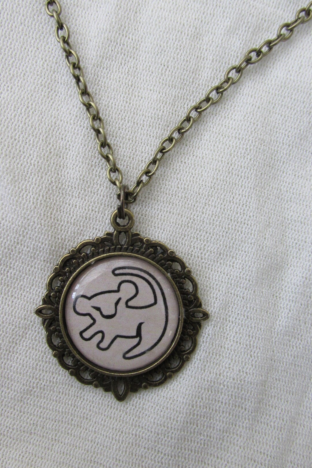 El collar símbolo del Rey León - Etsy México