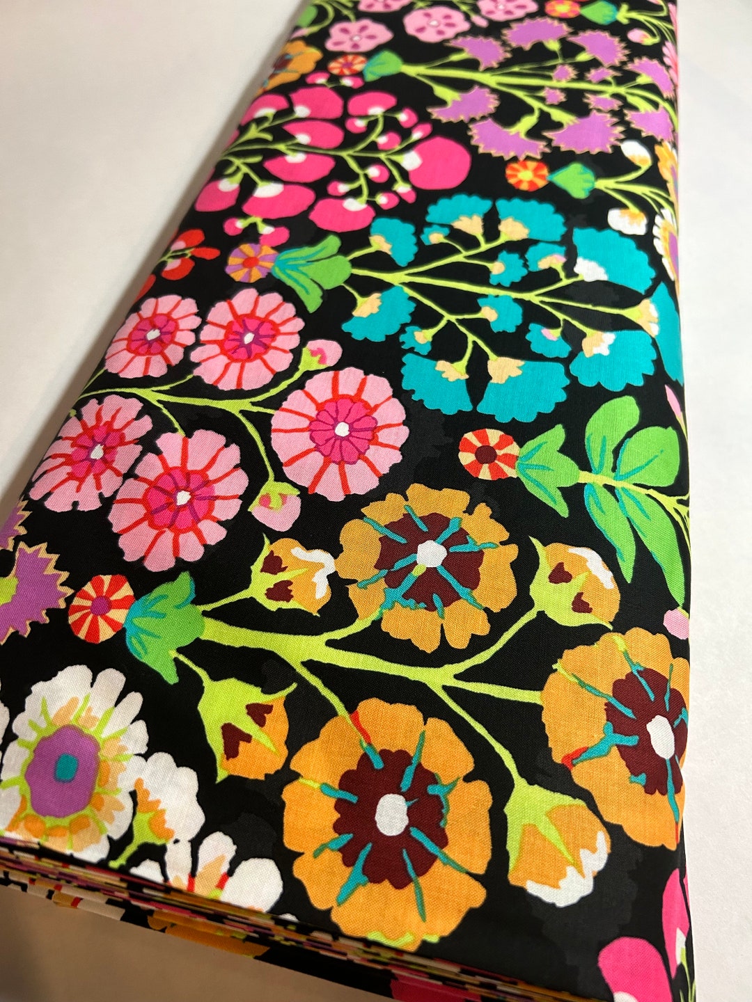 Kaffe Fassett Collective Fabric Sprays in Contrast PWGP107.CONTRAST 100 ...