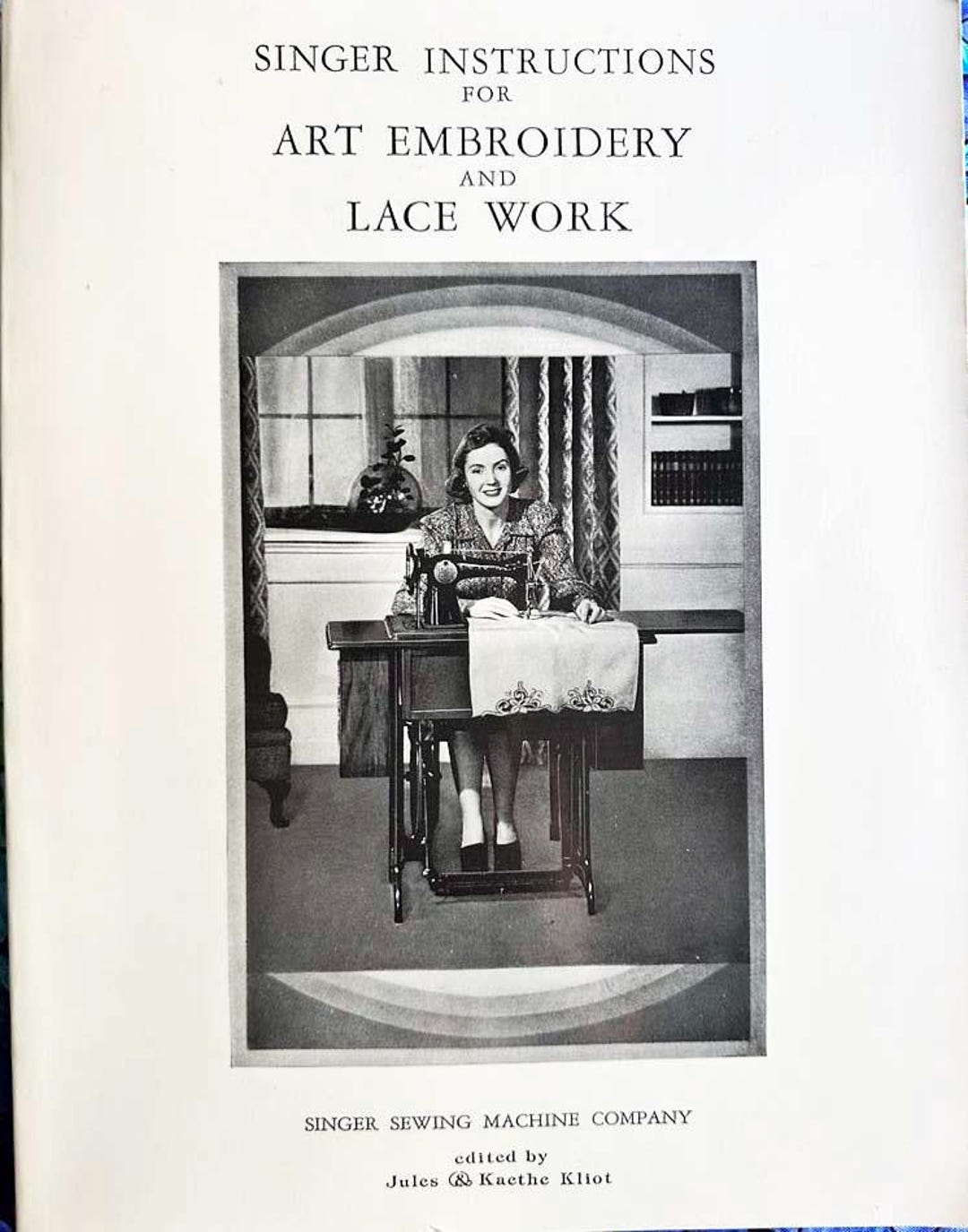 SINGER ART EMBROIDERY & Lace Work Thick Softbound Book Gorgeous Laces ...