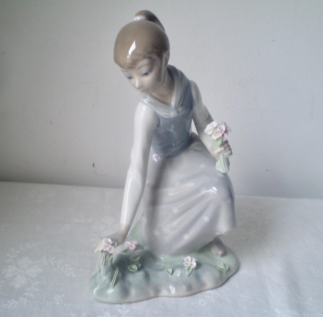 LLADRÓ GIRL Gathering FLOWERS Figurine- Early Lladró Figurine Now ...