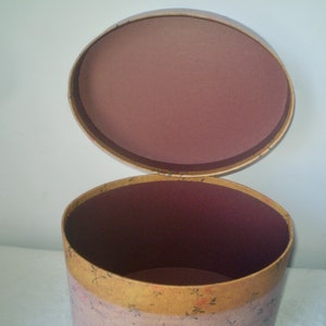 Vintg OVAL HAT BOX Oval Hat Box With Lid Faded Wallpaper Hat Box in Tan ...