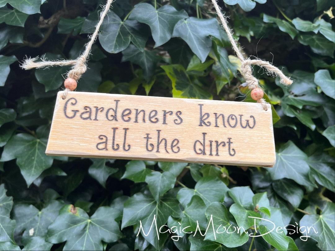 Gardeners Know All the Dirt Sign - Etsy