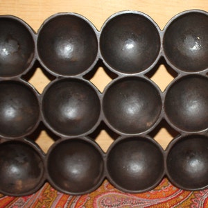 Wonderful R & E Mfg. Company Cast Iron Muffin Gem Pan From the 19th ...