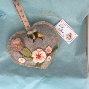 Bee With Felt Flowers Easter Gift Decoration Heart, Easter Tree ...