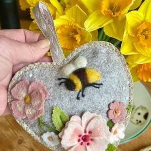 Bee With Felt Flowers Easter Gift Decoration Heart, Easter Tree ...