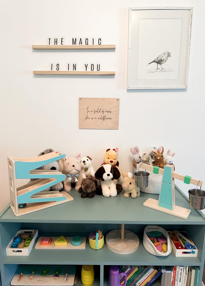 In un campo di rose è un cartello da parete con scritta "In a Field of ...