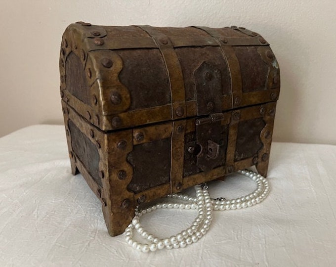 Vintage Treasure Chest, Rusty Metal Treasure Chest Box, Pirate's Gold ...