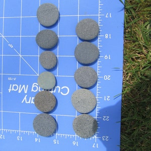 Flat Beach Rocks 25 Rocks. 3/4 Inch to 1 1/4 Inch Round and Oval Mix ...