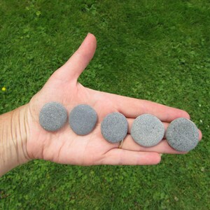 Flat Beach Rocks 25 Rocks. 3/4 Inch to 1 1/4 Inch Round and Oval Mix ...
