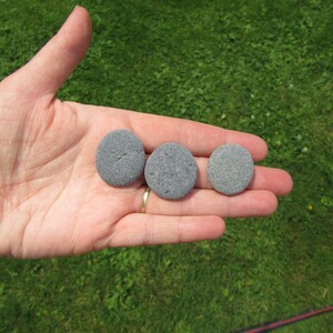 Flat Beach Rocks 25 Rocks. 3/4 Inch to 1 1/4 Inch Round and Oval Mix ...