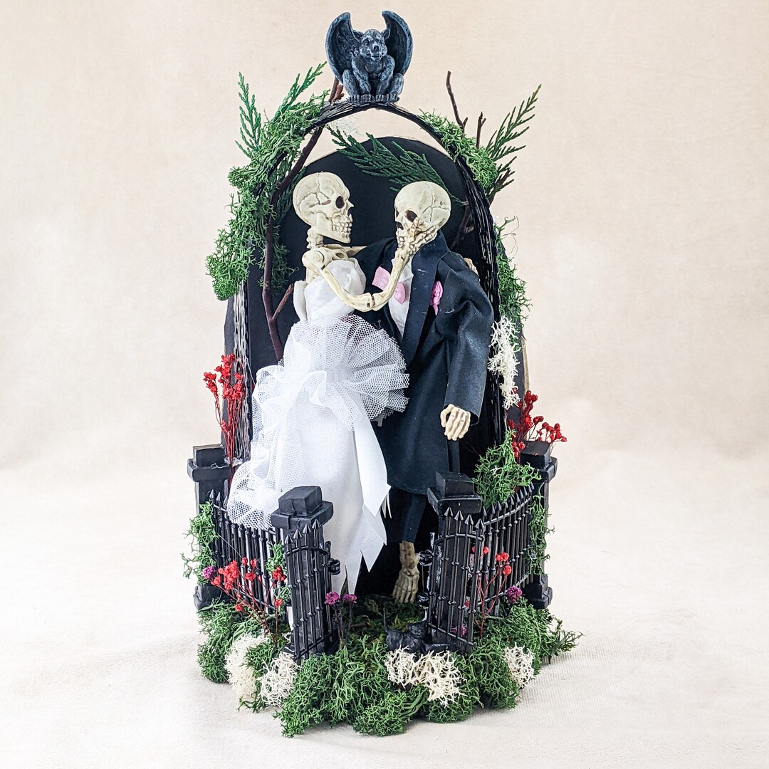 Q91 Skeletons in Love Couple Dancing Graveyard Archway Display Oddities ...