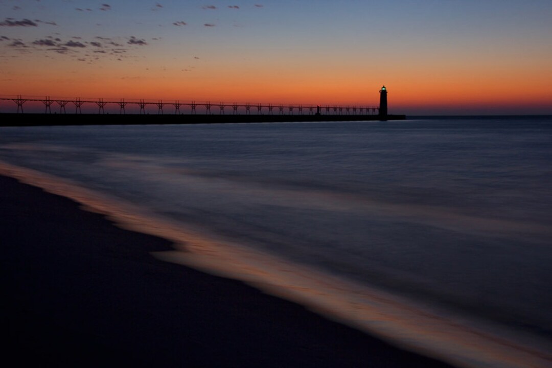 Manistee Lighthouse Sunset foto, arte de pared náutica, impresión o lienzo, decoración de playa ...