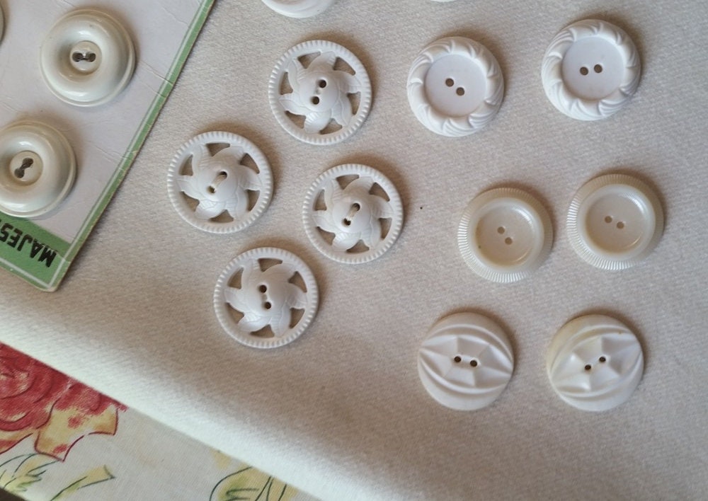 23 WHITE VINTAGE BUTTONS - Etsy