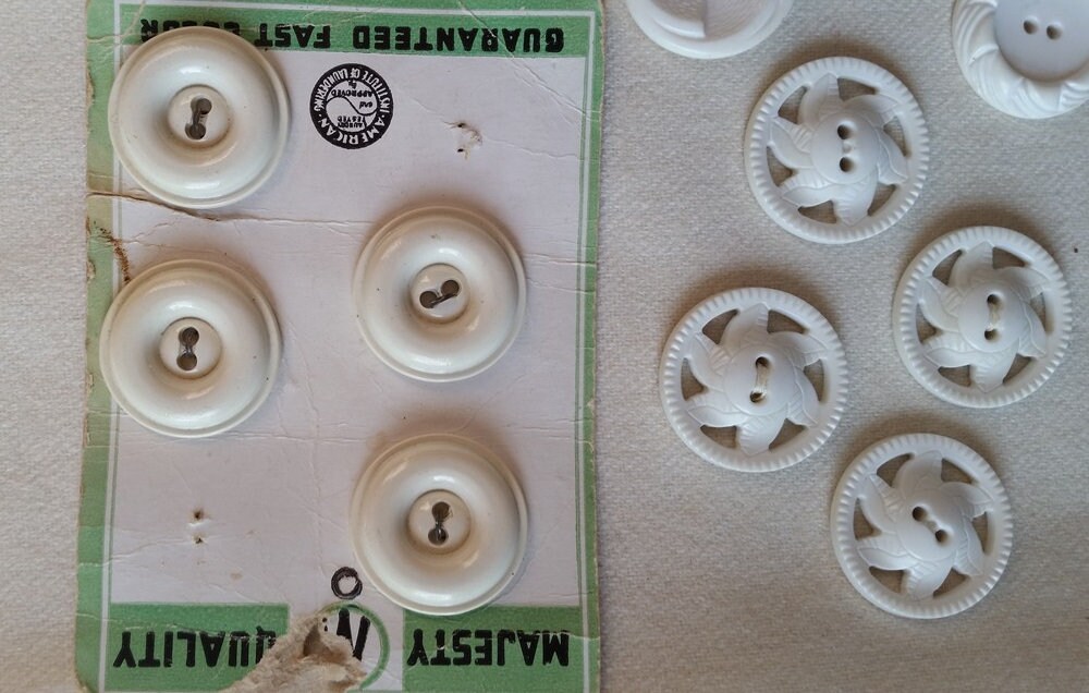 23 WHITE VINTAGE BUTTONS - Etsy