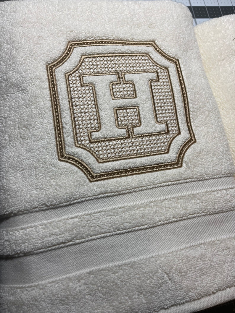 Monogrammed Luxury Bath Towel Set Hand Towels Wedding Gift - Etsy Monogrammed Luxury Bath Towel Set Hand Towels Wedding Gift - Etsy