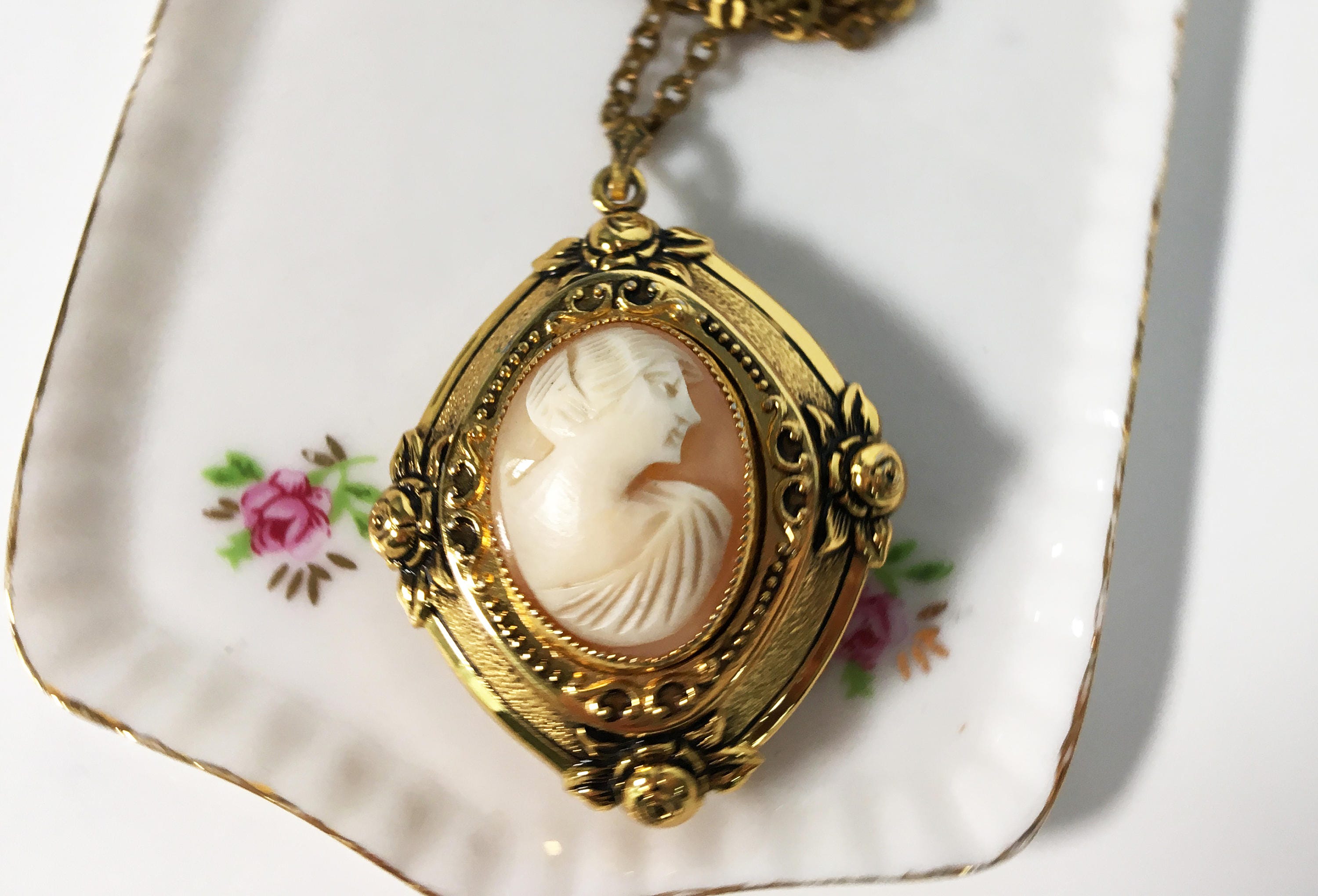 Vintage Large Oval Cameo Locket Necklace - Pink Cameo Locket in Gold ... Vintage Large Oval Cameo Locket Necklace - Pink Cameo Locket in Gold ...