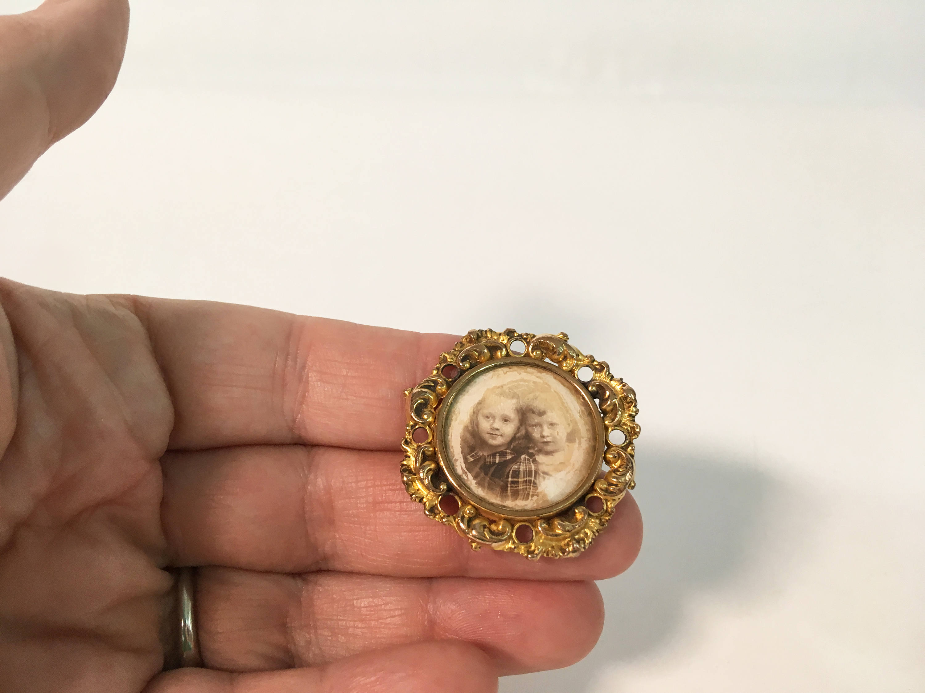 Ornate Gold Tone Victorian Brooch Pin - Gold Tone Victorian Oval Pins ...