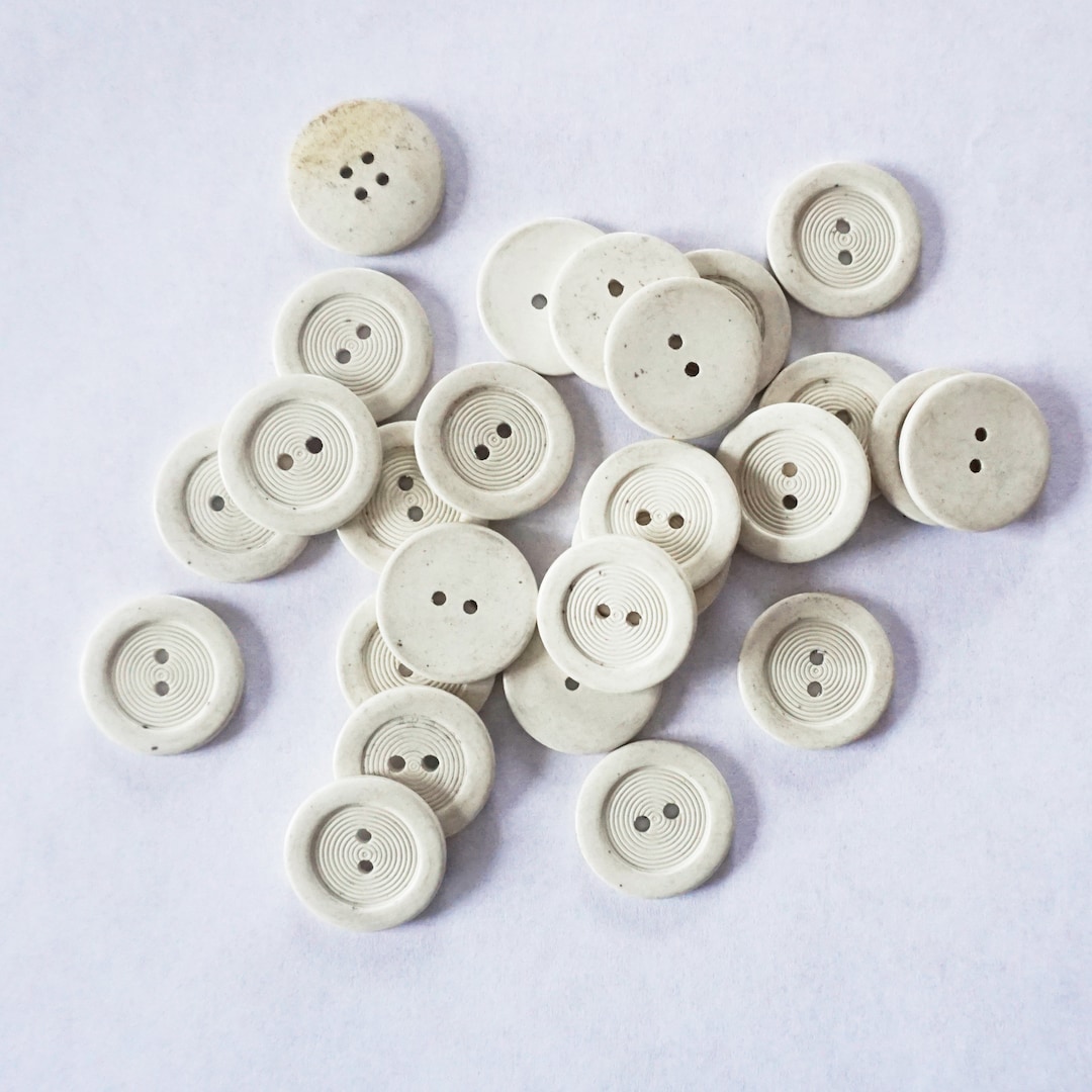 RETRO BUTTONS From the 1920s-1940s White 2-hole Button, 20mm 0,8inches ...