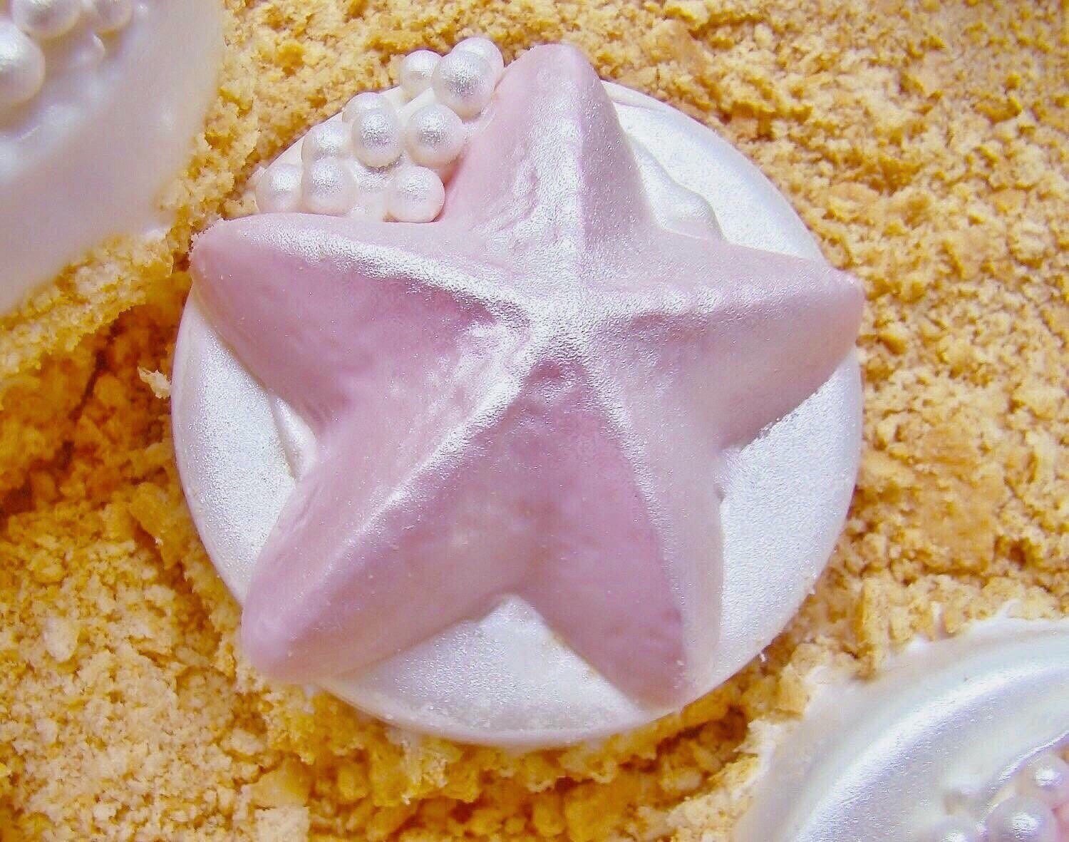 Galletas Oreo cubiertas de chocolate Conchas marinas en una playa de ...