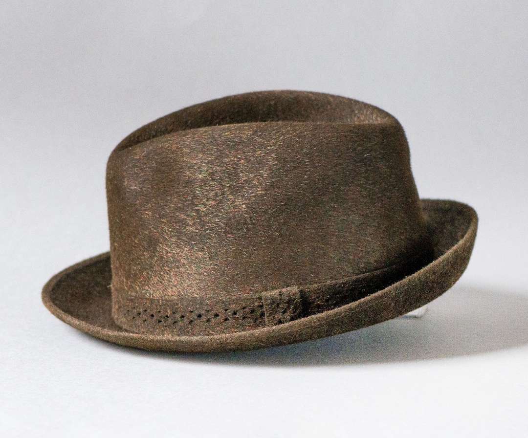 Chapéu marrom escuro aba mesquinha feltro de lã vintage. Chapéu tomboy ...