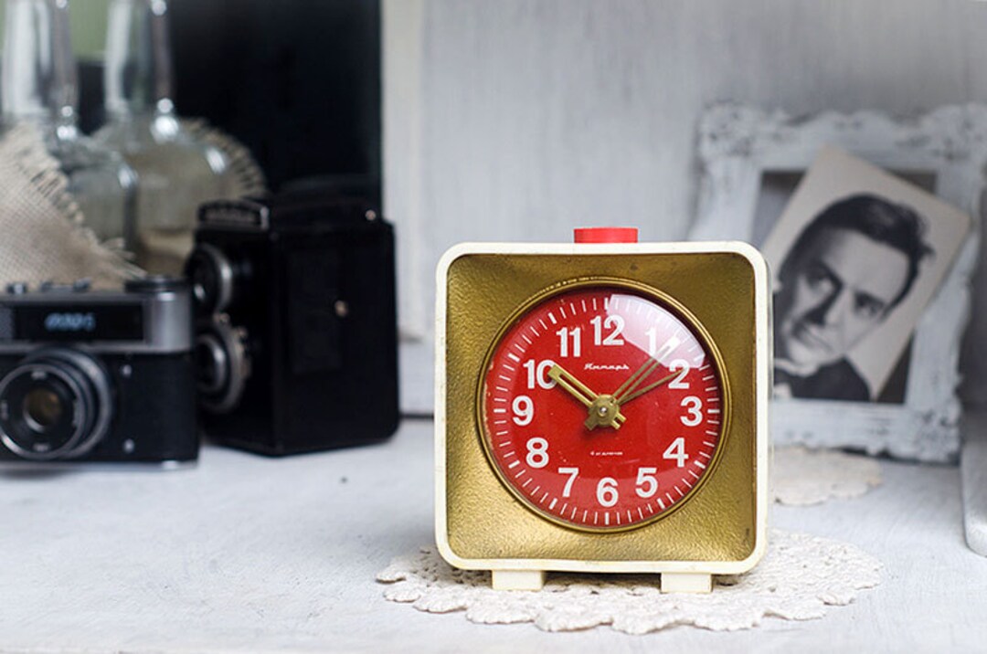 Alarm Clock Jantar, Vintage Mechanical Clock, Gold Red White Clock ...
