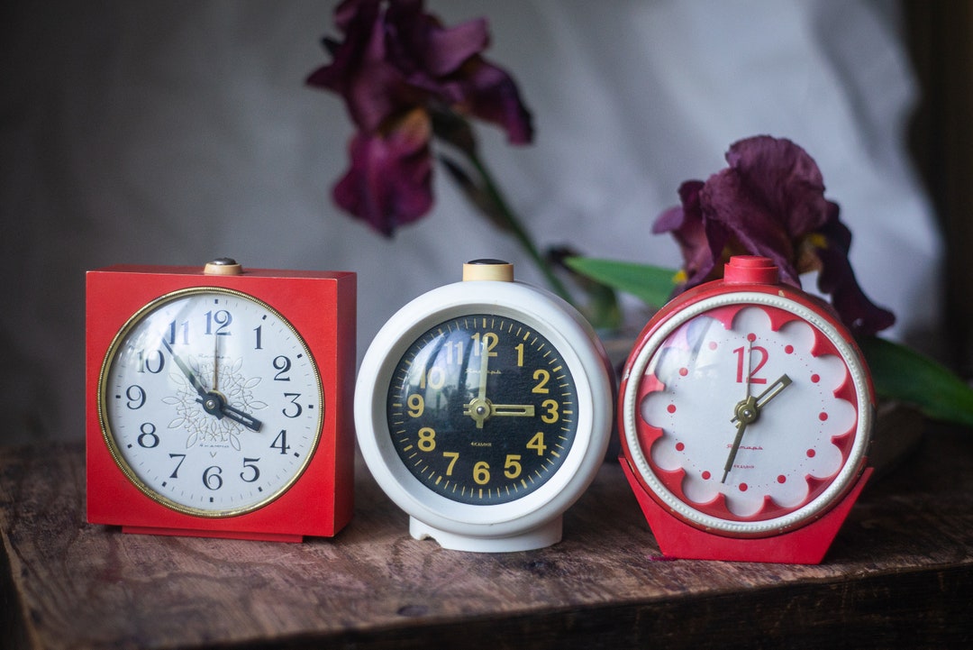 Vintage Red Alarm Clock, Jantar 4 Stones Mechanical Clock, Mid-century ...