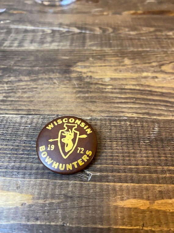1972 Wisconsin Bowhunter Pin - Gem