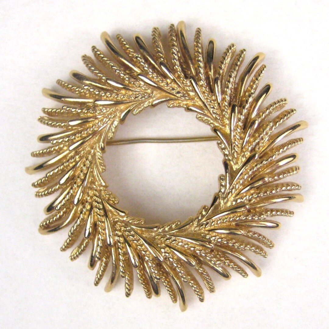 Vintage Wreath Brooch Pin Christmas Circle 1960s Mid Century Goldtone ...
